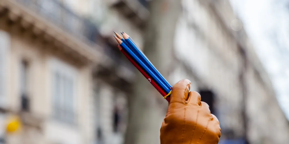 "Les brûlés font du ski" : Charlie Hebdo visé par une plainte après sa ...